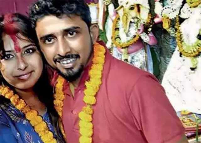 এক্সপ্রেস প্রেম অষ্টমীতে প্রথম দেখা চার ঘণ্টাতেই বিয়ে যুগলের