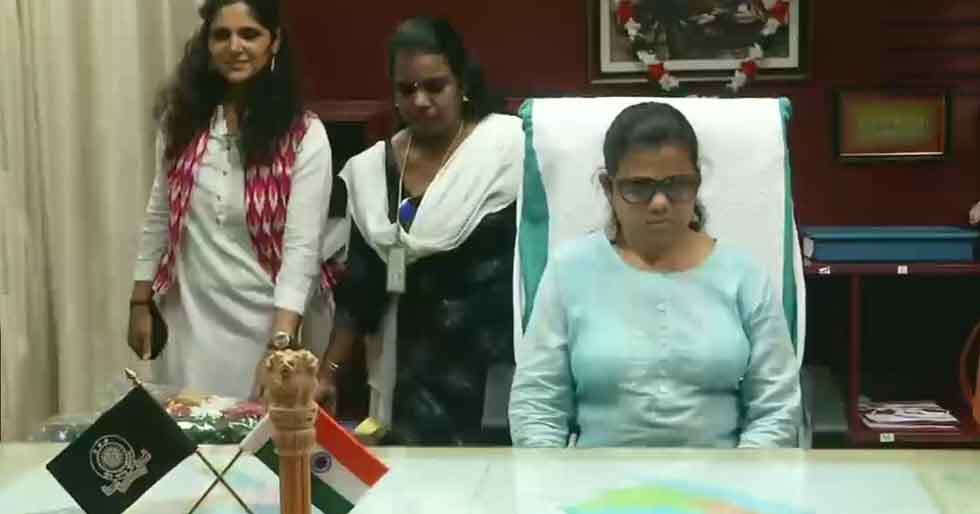 India’s first visually impaired IAS officer takes charge | Femina.in