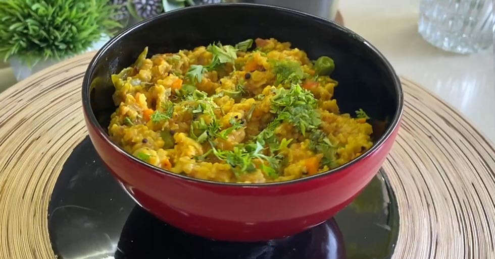 Vegetable Oats Upma: A Healthy Start to the Day | Femina.in