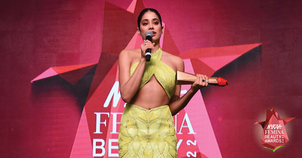 Janhvi Kapoor Wins The Screen Stealer Of The Year At NFBA2022 | Femina.in
