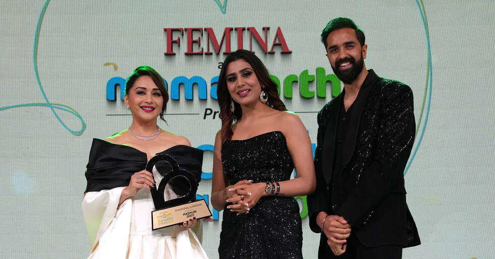 FMBI S3: Madhuri Dixit Wins The Sensational Superstar Award | Femina.in