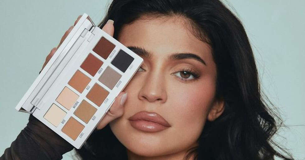 5 Eyeshadows That Look Stunning In Firelight | Femina.in