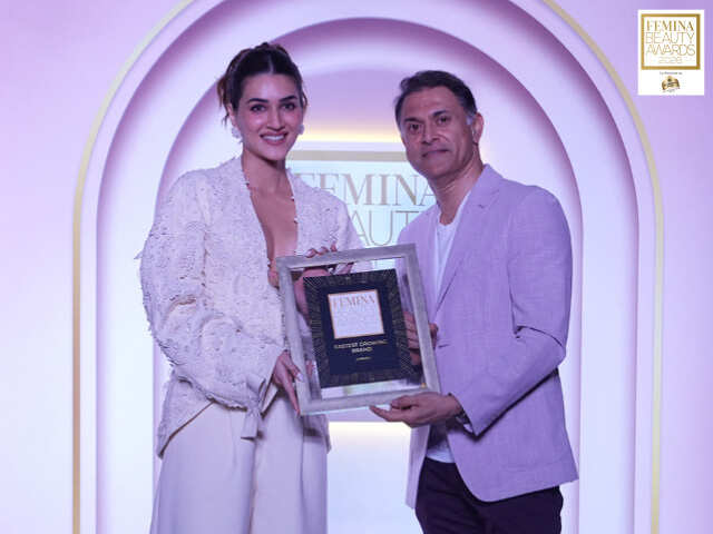Kriti Sanon Receives The Beauty Entrepreneur of The Year Award At ...